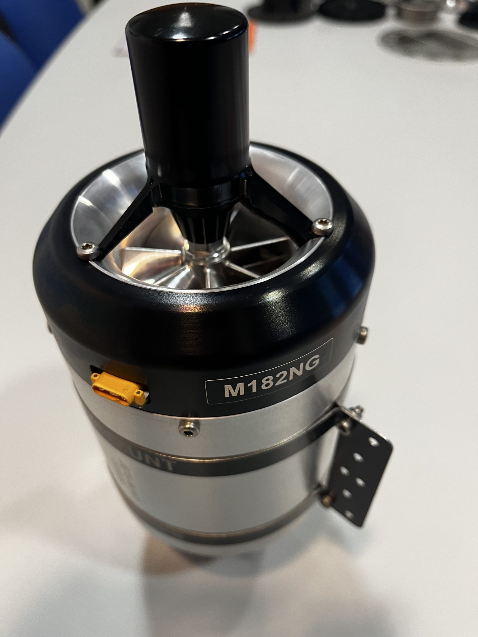 M182NG – JETS MUNT